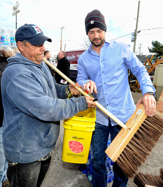 Mets players pitch in at Sandy food drive – QNS