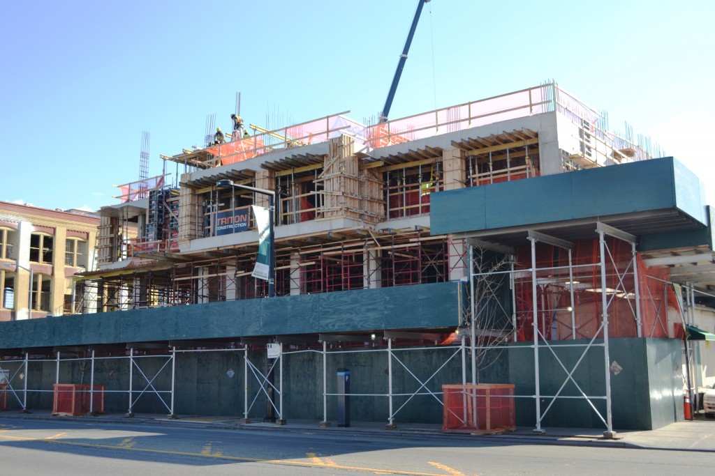 Construction progressing on boxy mixed-use building on Jackson Avenue ...