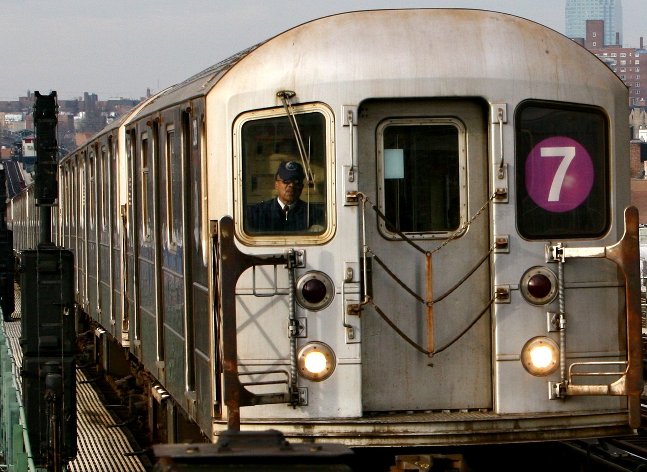 7 train service resumes between Queens and Manhattan following smoke ...