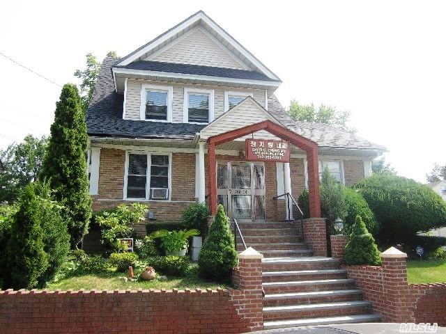 Five humongous Queens homes listing under $1M – QNS