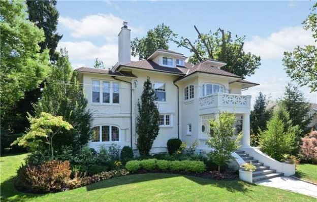 See It: Live luxuriously by the bay in Douglaston Manor for $2.67M – QNS