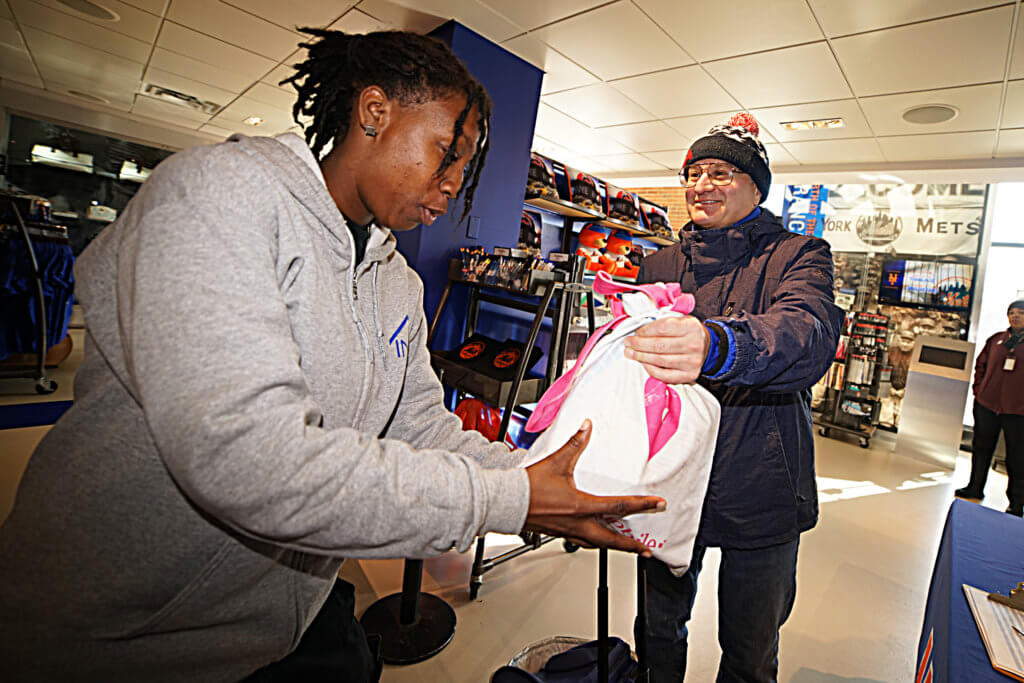 PHOTOS: Mets host food drive at Citi Field – QNS.com