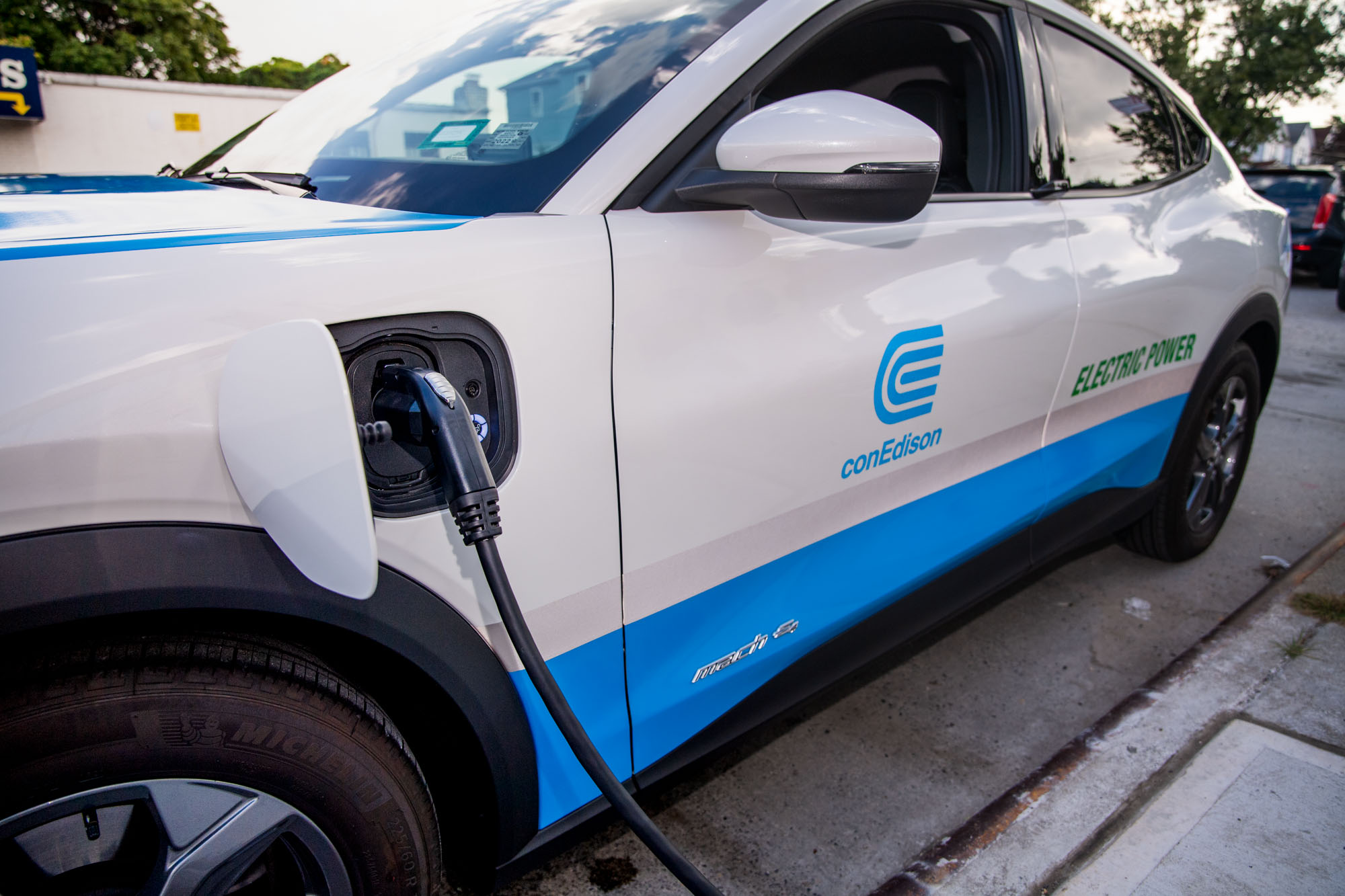 Con Edison unveils curbside electric vehicle chargers in Laurelton ...