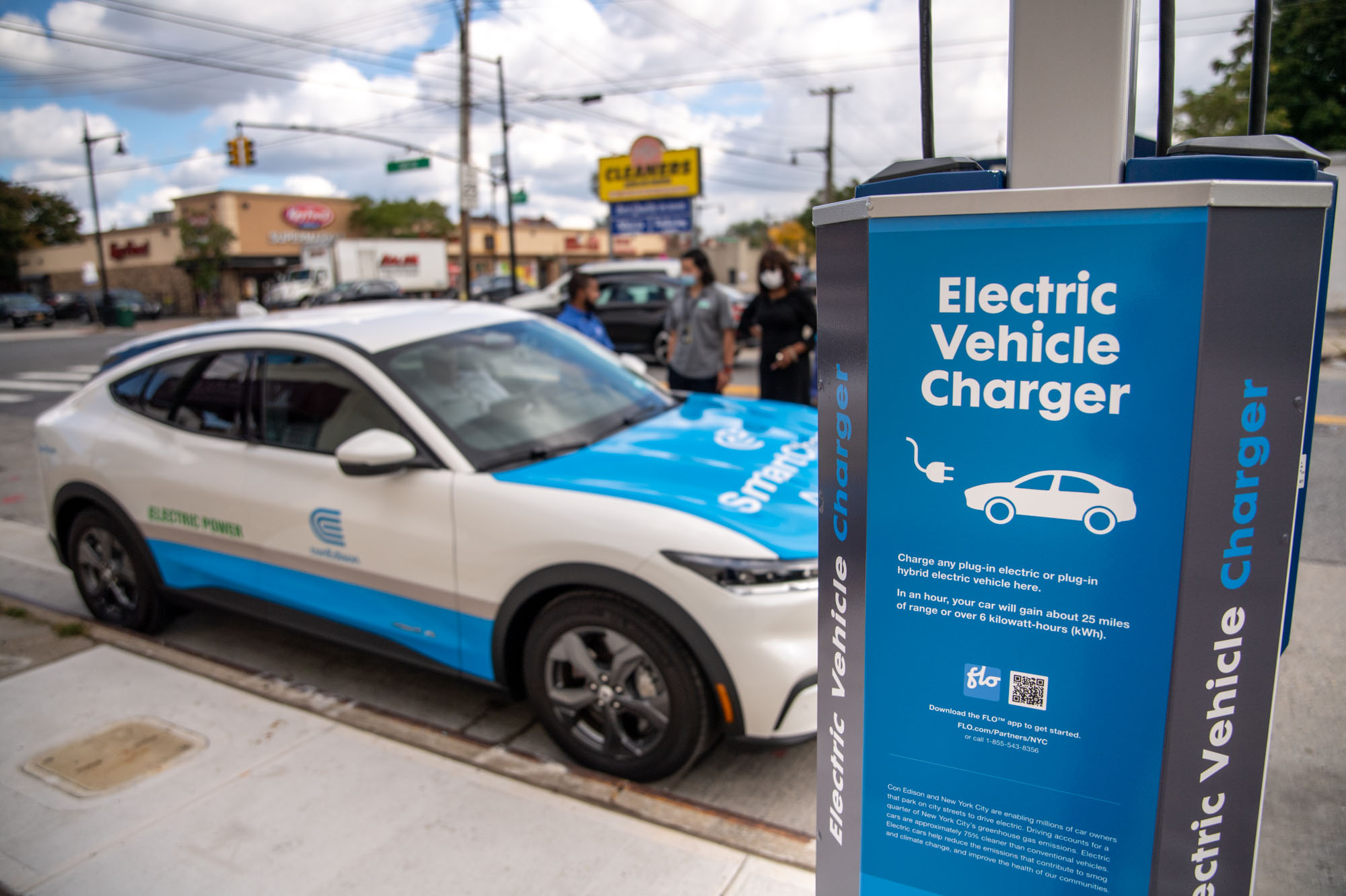 Con Edison unveils curbside electric vehicle chargers in Laurelton ...