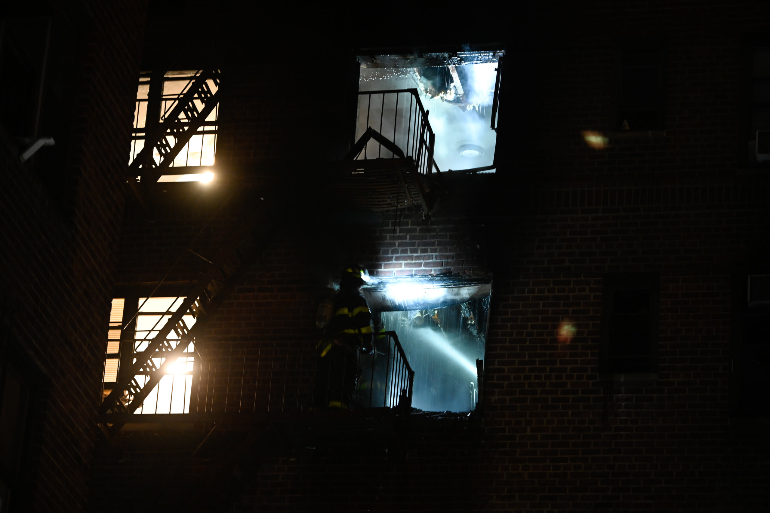 NYPD searching for alleged arsonist behind fire in Flushing apartment ...