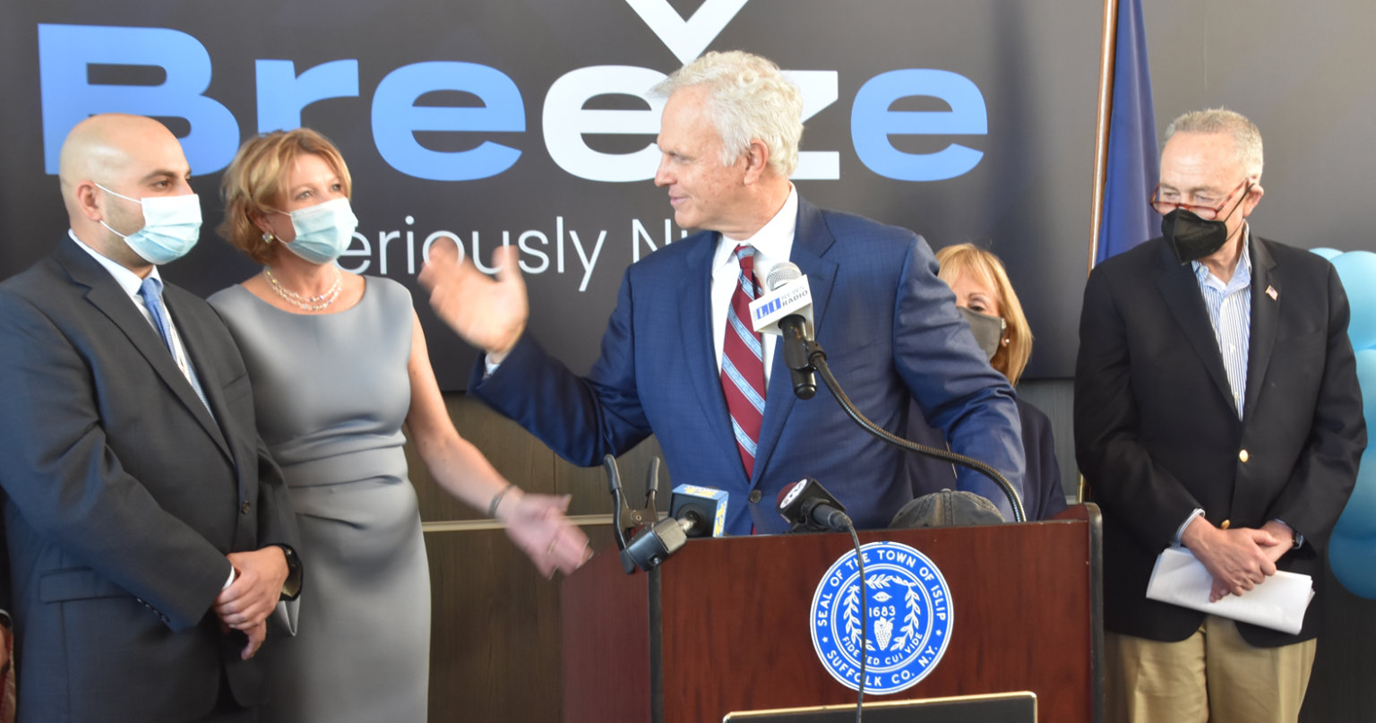 JetBlue Founder David Neeleman celebrates new service from MacArthur ...