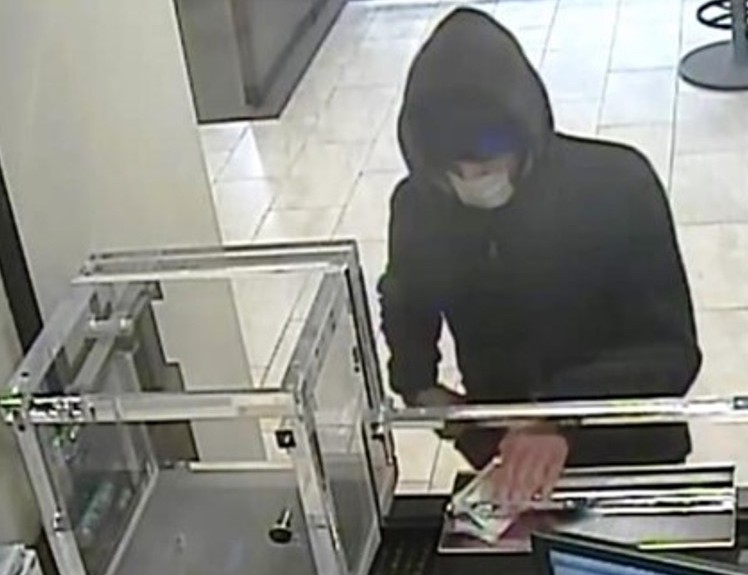 Police seek man behind robbery of Chase Bank in Rego Park – QNS