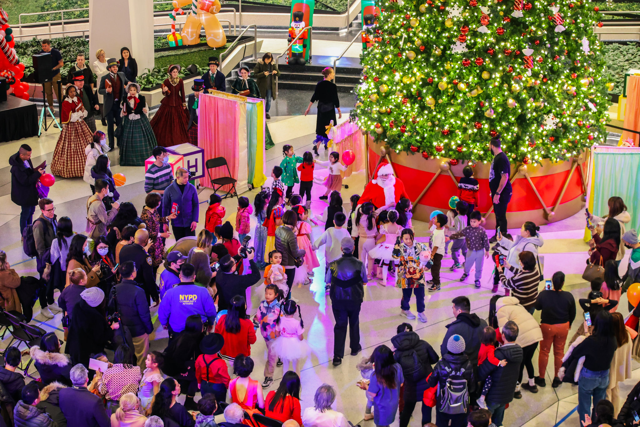 Flushing Tangram mall kicks off holiday season with tree lighting ...