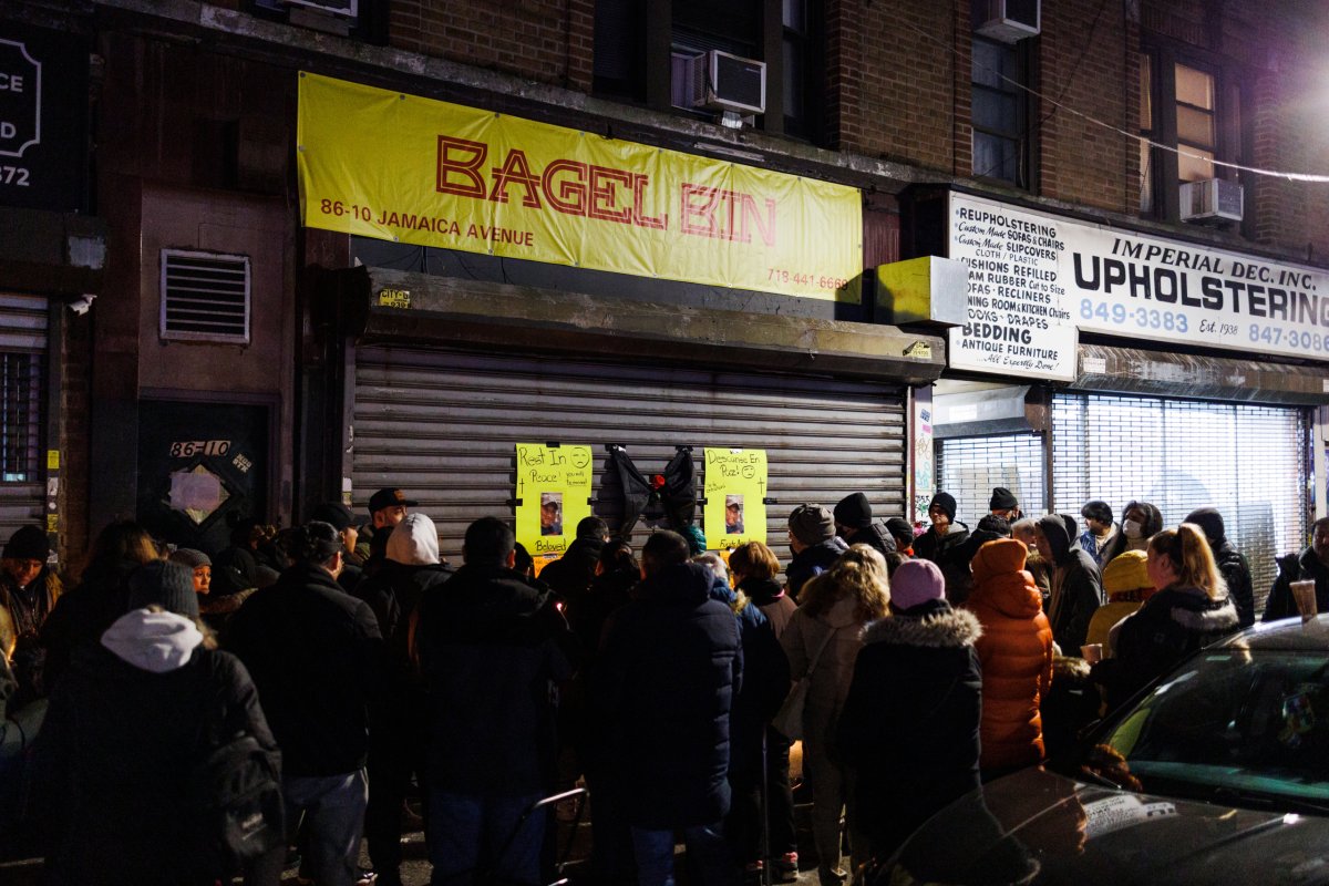 Community holds vigil to honor the memory of beloved Bagel Bin owner – QNS