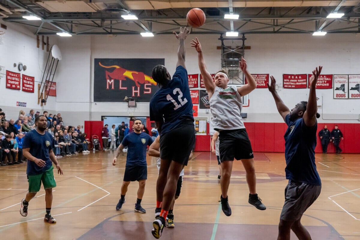 NYPD defeats FDNY in fundraising basketball game in Maspeth – QNS