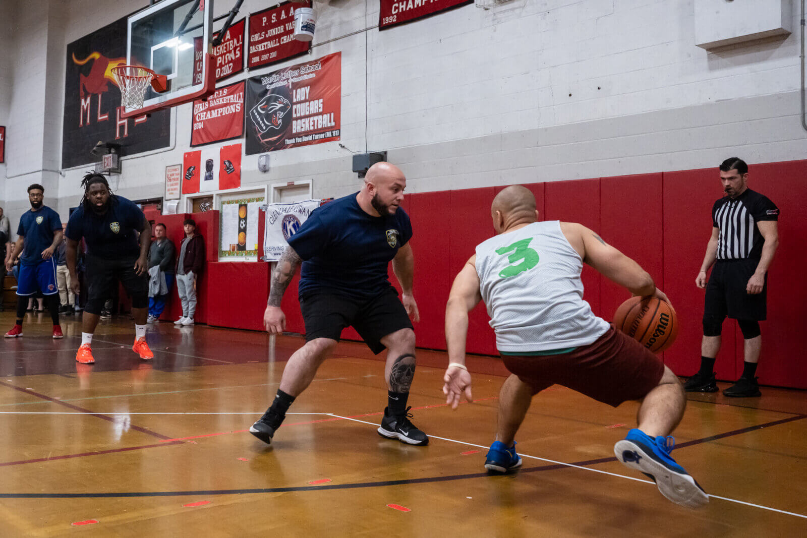 NYPD defeats FDNY in fundraising basketball game in Maspeth – QNS