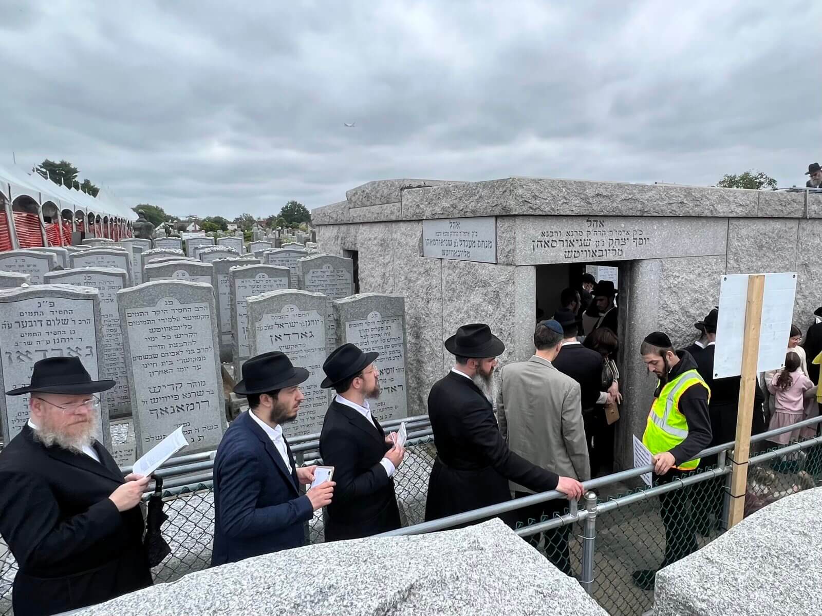 Thousands travel to the Rebbe’s burial site in Cambria Heights – QNS