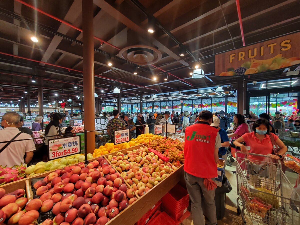 Hundreds head to J Mart’s soft opening of new Little Neck location – QNS