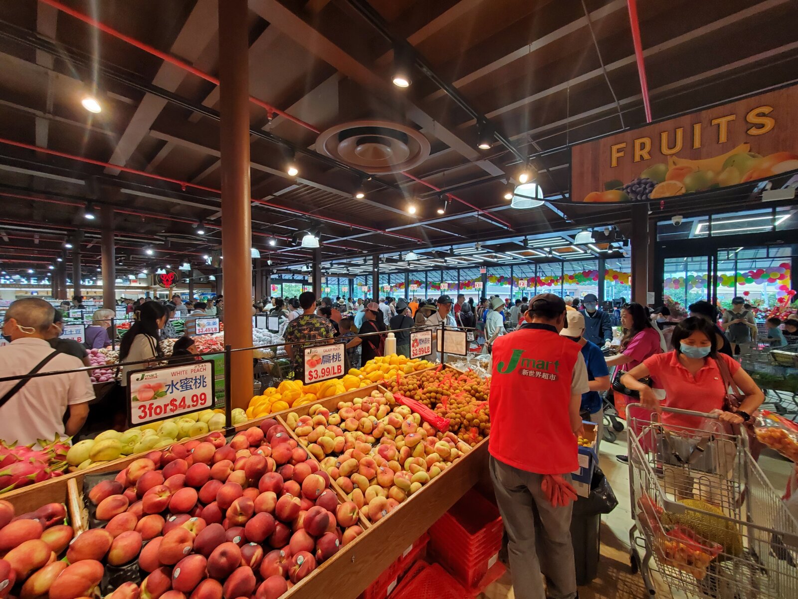 Hundreds head to J Mart’s soft opening of new Little Neck location – QNS