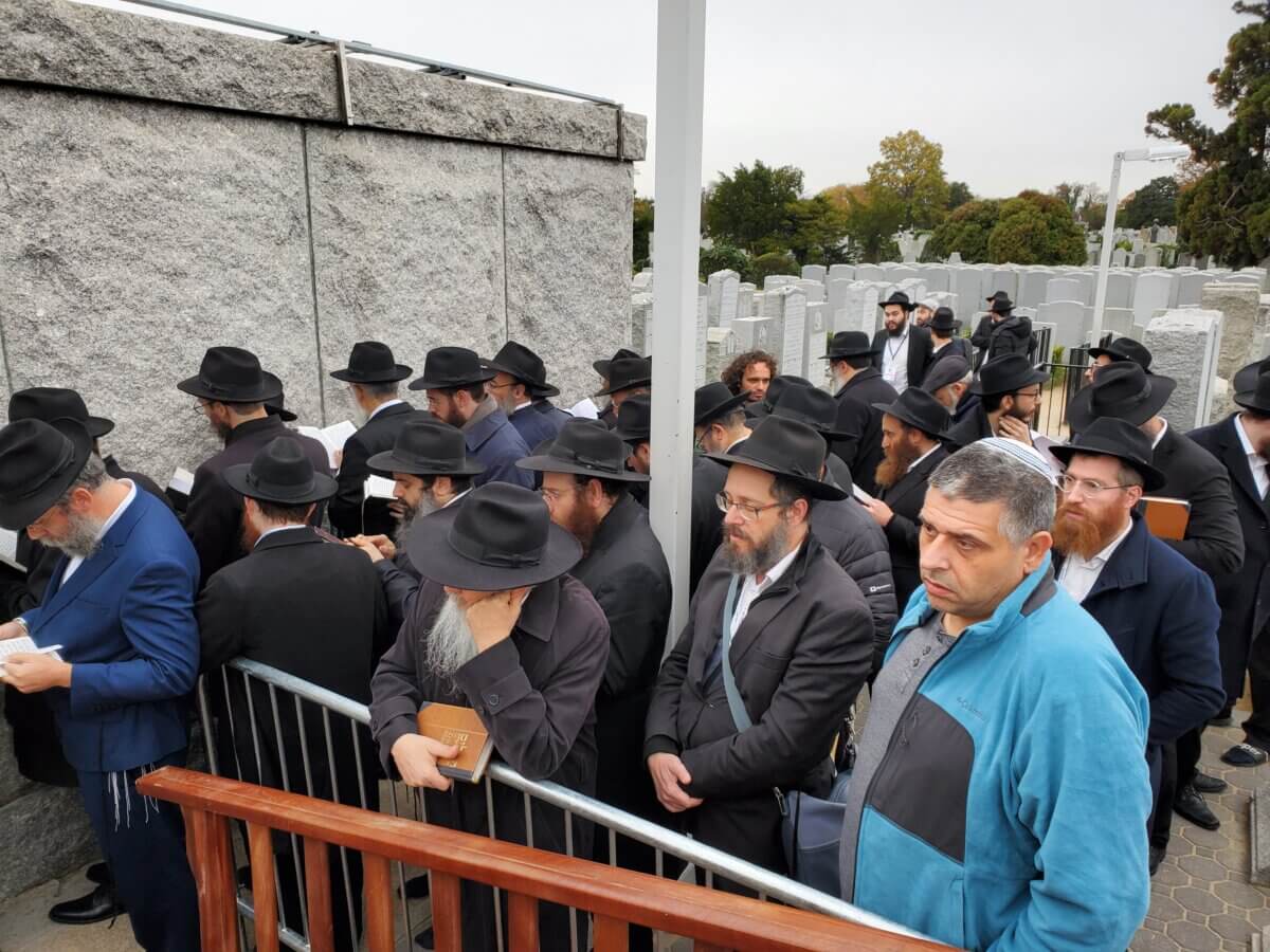 Thousands of rabbis convene in Cambria Heights to join in prayer for ...