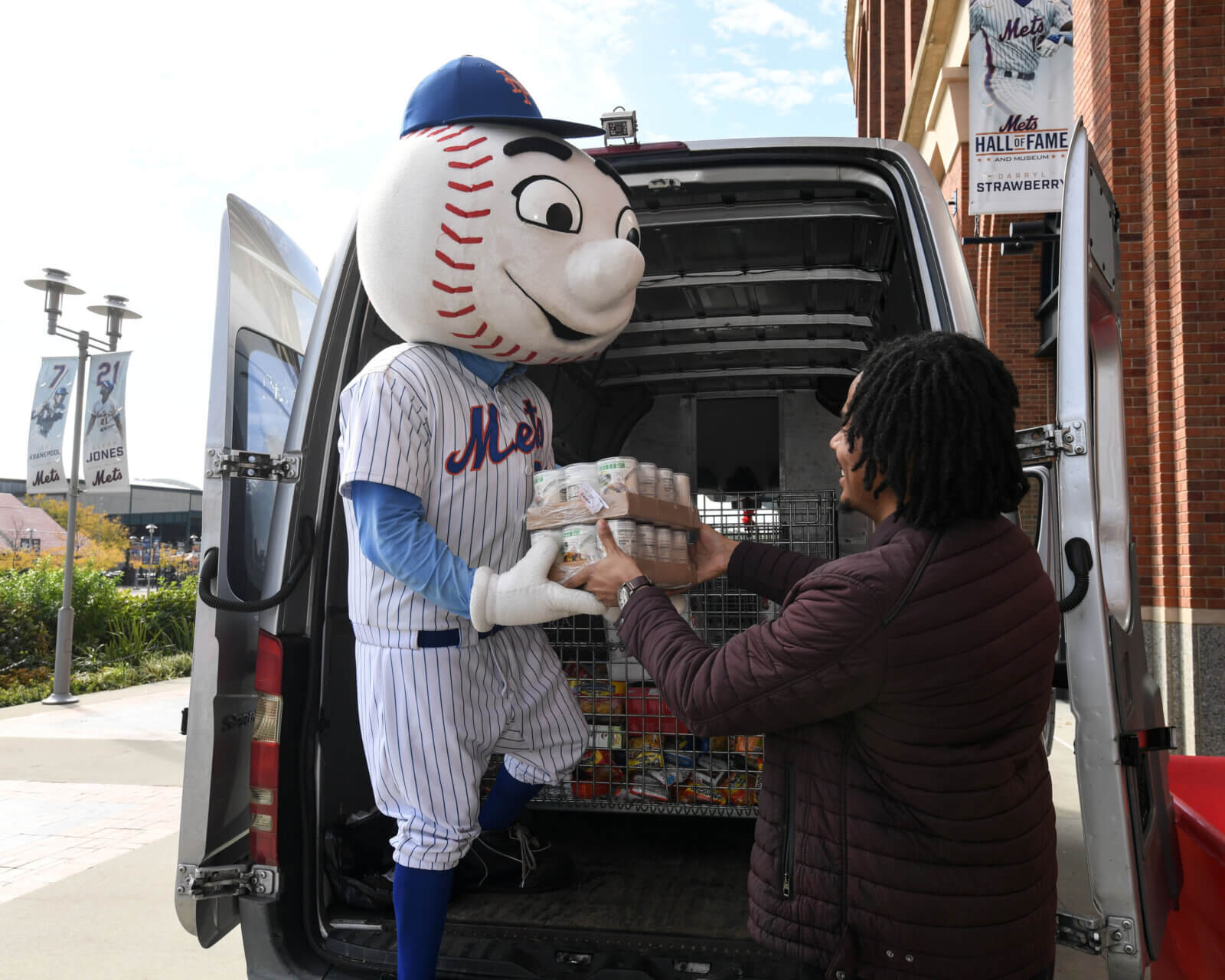 Mets give out over 7,500 turkeys as part of ‘MetsGiving’ initiative – QNS