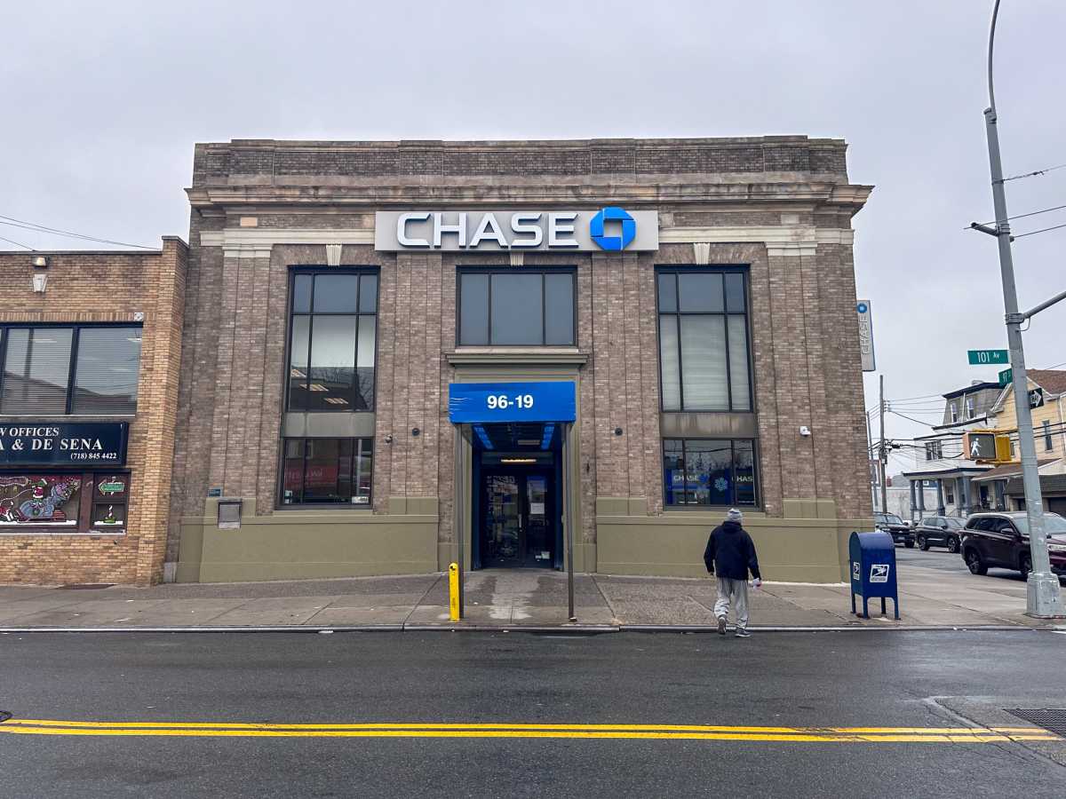 Two masked men rob Chase Bank in Ozone Park, make off with $4,000 cash ...