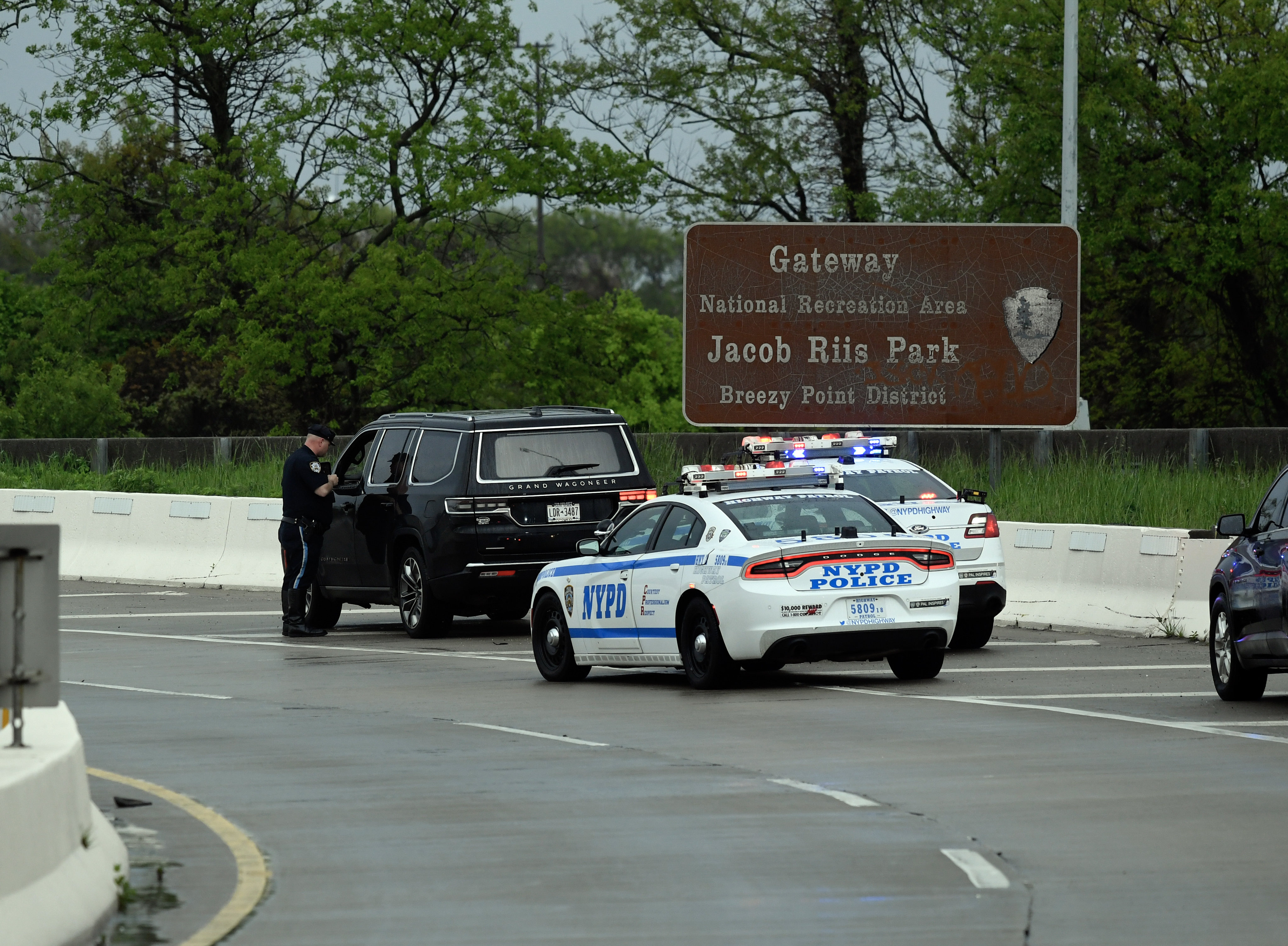 MTA, NYPD crack down on cars with ghost plates in sweep at Rockaway ...