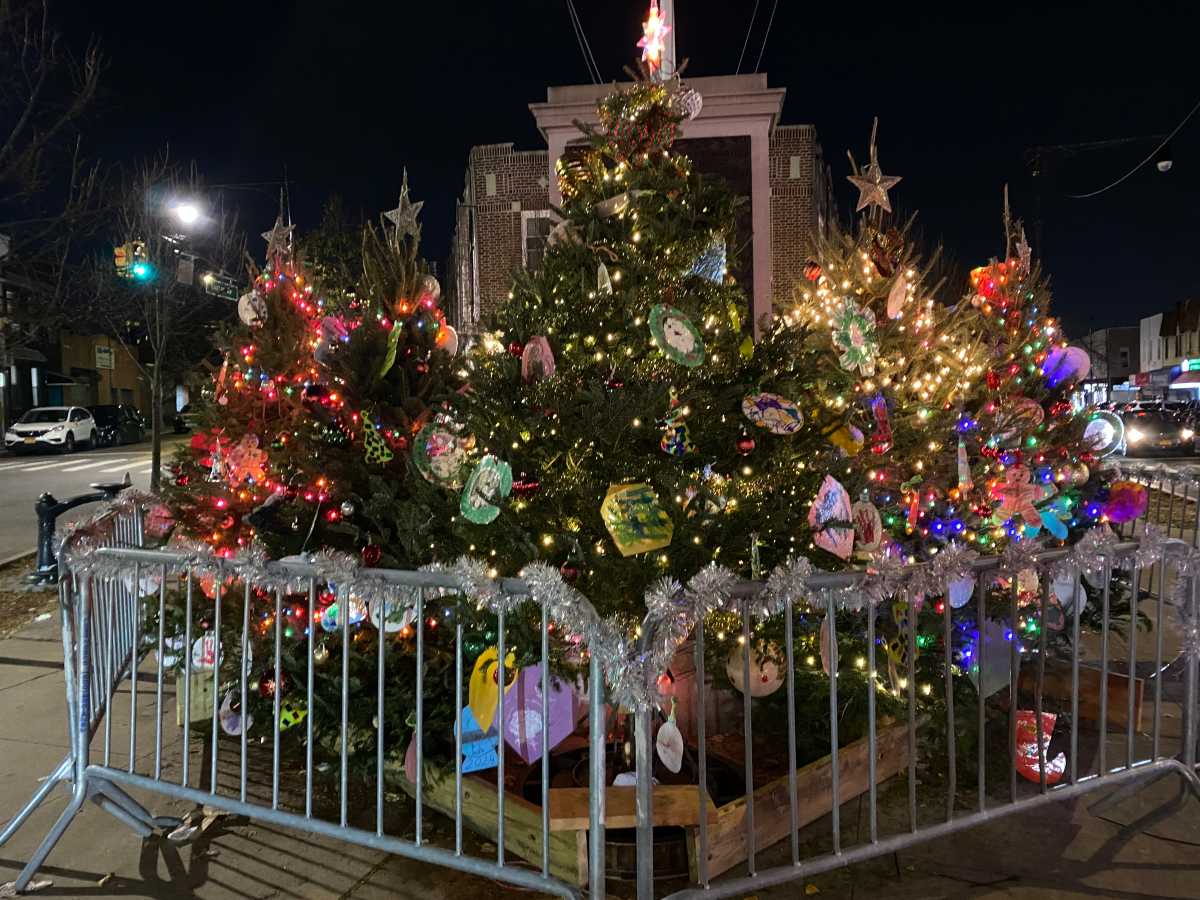 Glendale Veterans Triangle shines bright after Kiwanis Club tree ...