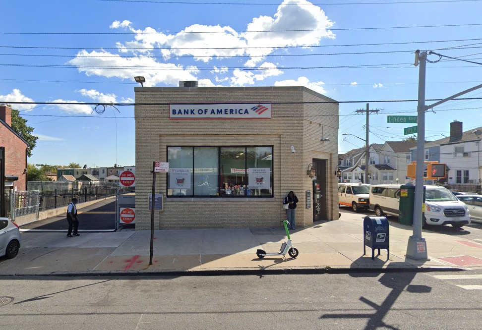 Two armed suspects rob Brinks van during cash drop at Bank of America ...
