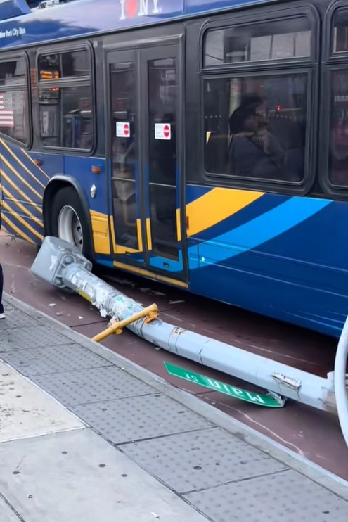 MTA bus slams into pole in Flushing, injuring eight passengers: NYPD – QNS