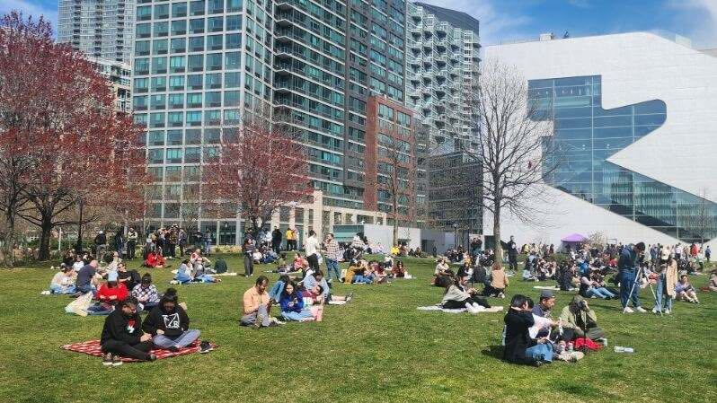Hundreds flock to Gantry State Park in Long Island City for solar ...