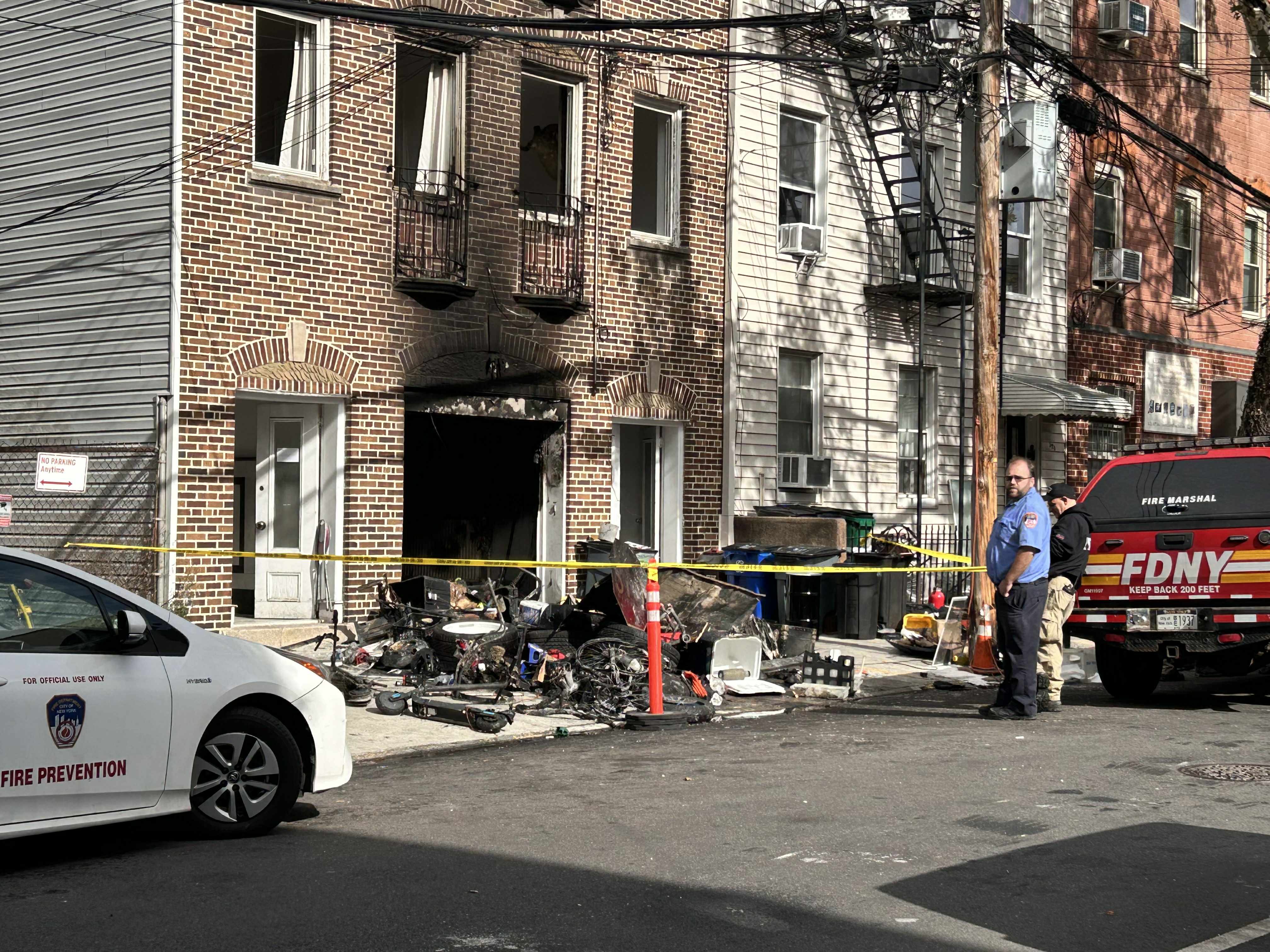 Firefighter, civilian injured during Hunters Point garage fire: FDNY – QNS